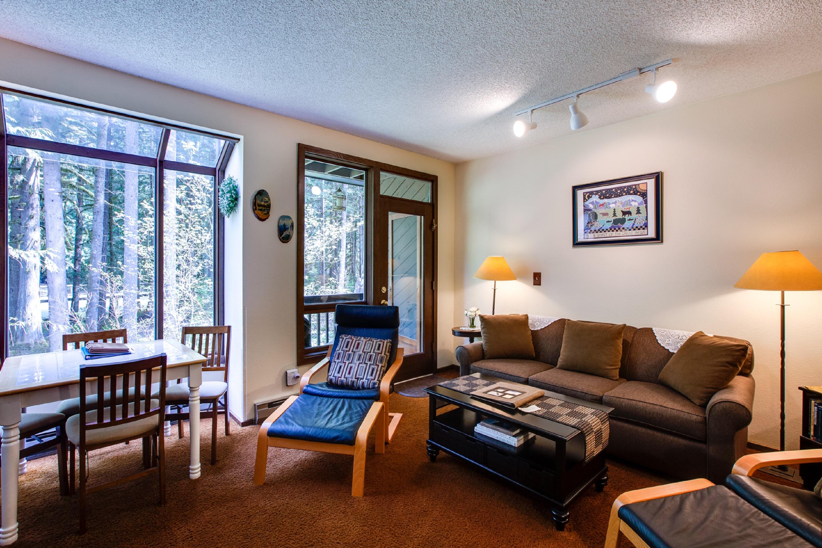 28SW – Wi-Fi – Fireplace – Sleeps 4 | Mt. Baker Lodging