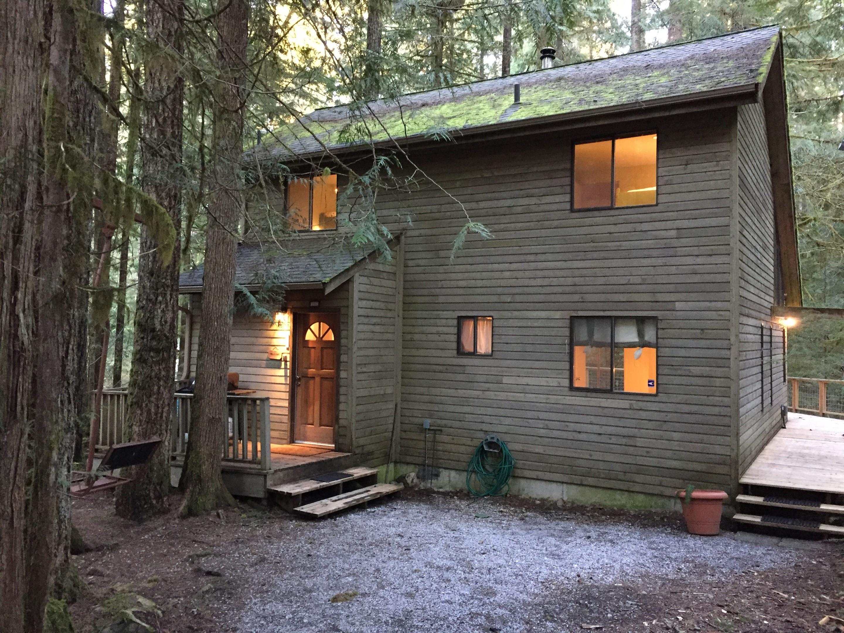 92SL – Wood Stove – Gas Grill – Sleeps 10 | Mt. Baker Lodging